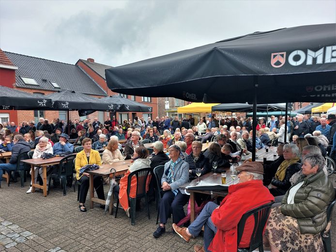 Zjef Vanuytsel met levensgroot bronzen beeld vereeuwigd in Meerhout ...