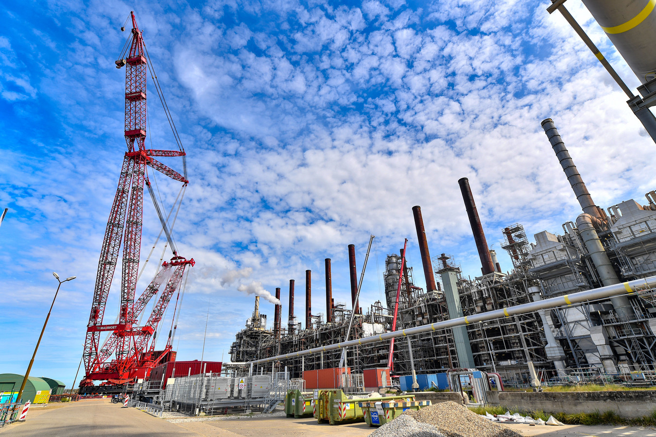 Grootste kraan van Europa tilt 'groen’ fornuis op zijn plek bij Shell ...