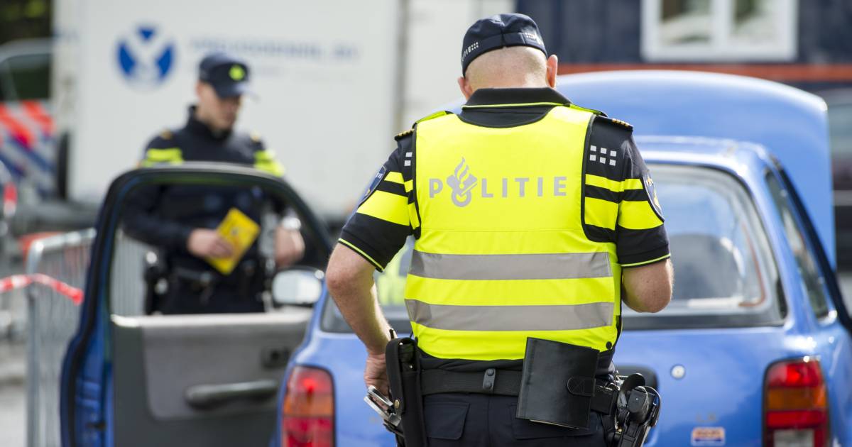 Keurige man weigert uit auto te stappen, dan zien agenten iets wat ze ...