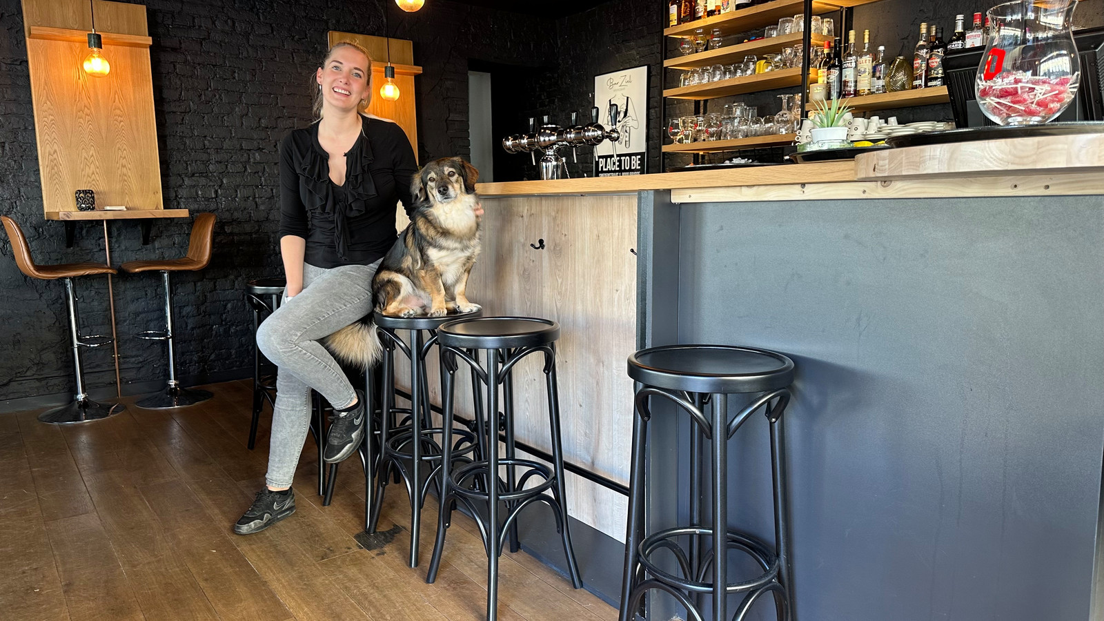 Lisa (29) en hond Harry openen op hoek van 't Zand en Smedenstraat ...