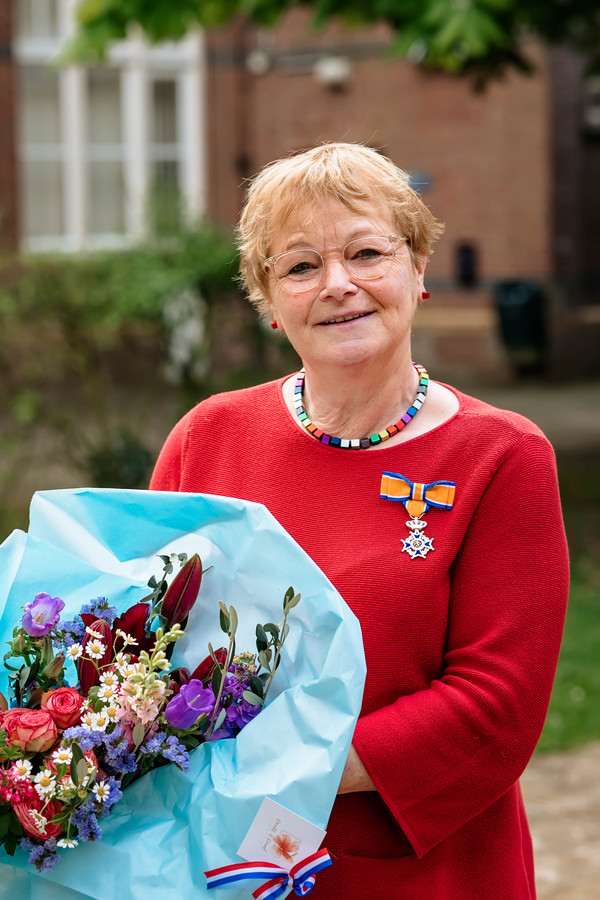 Vier Baarlese duizendpoten gedecoreerd met lintje | Foto | gelderlander.nl