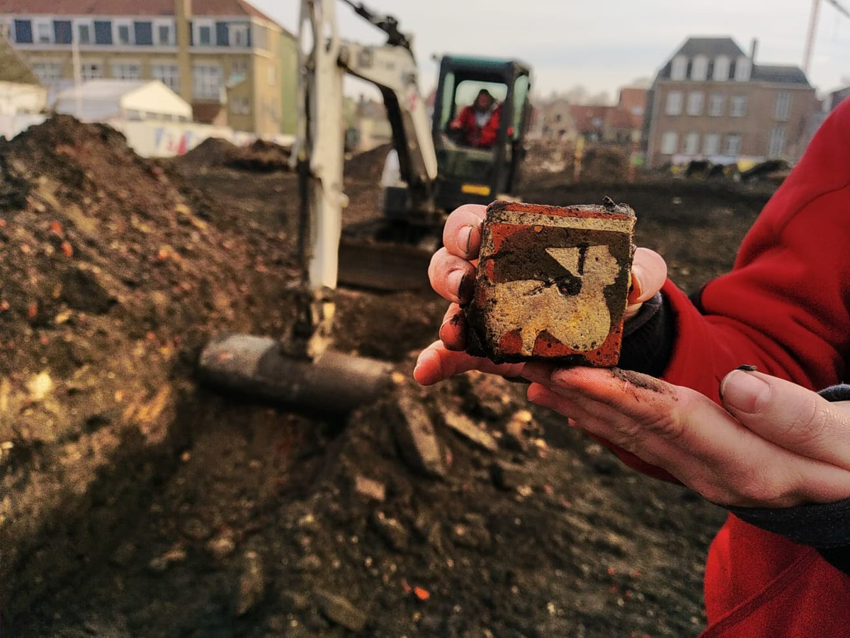 Op allerlaatste dag ontdekken archeologen nog middeleeuwse tegelvloer ... Op allerlaatste dag ontdekken archeologen nog middeleeuwse tegelvloer ...