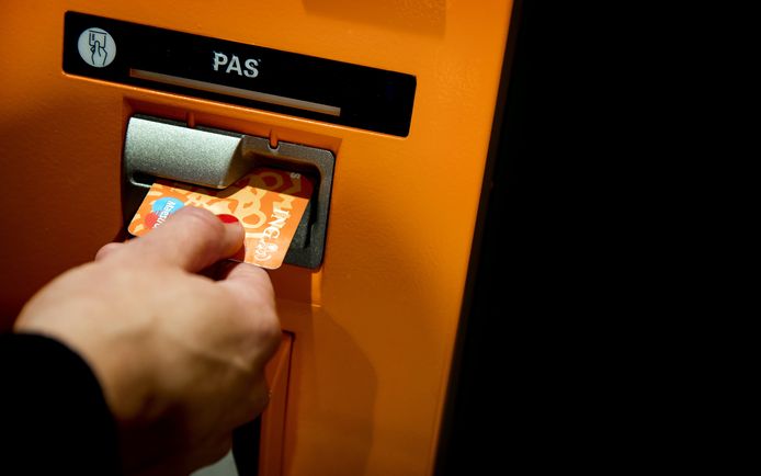 Man pint 35 keer met gestolen pinpas, maar komt er niet mee weg ...