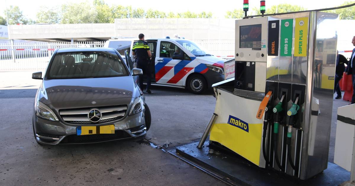 Auto botst tegen benzinepomp bij Makro | Delft | AD.nl