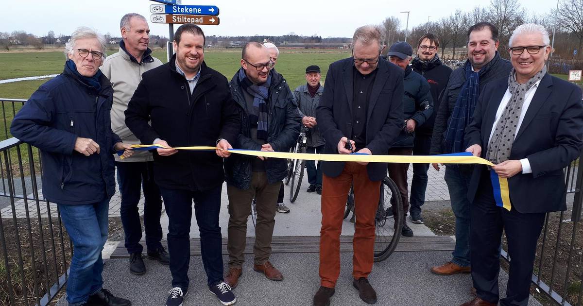 Nieuwe fietsbrug feestelijk geopend | Sint-Niklaas | hln.be