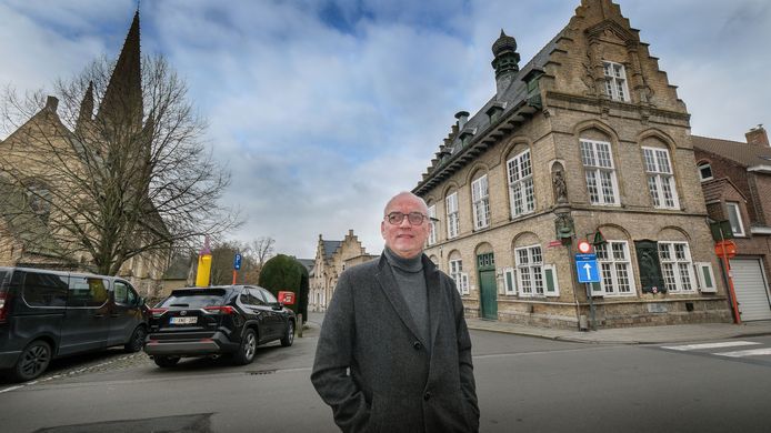 Voormalig gemeentehuis Elverdinge staat te koop: “Maar handen af van ...