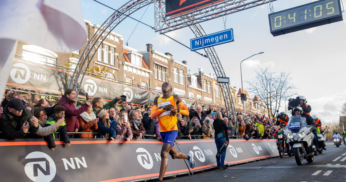 Oegandees Kiplimo evenaart wereldrecord op 15 kilometer tijdens ...