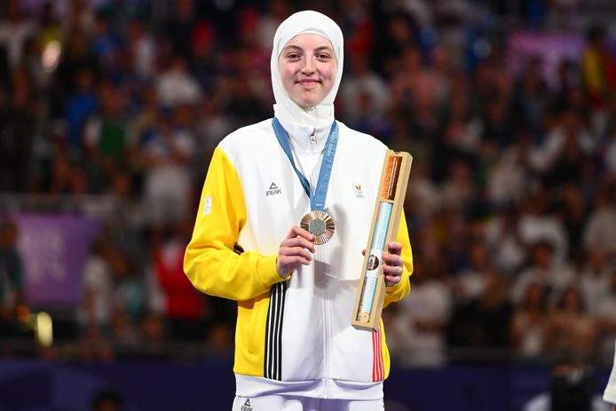 “We gaan dit héél goed vieren”: taekwondoka Sarah Chaâri (19) pakt knap ...