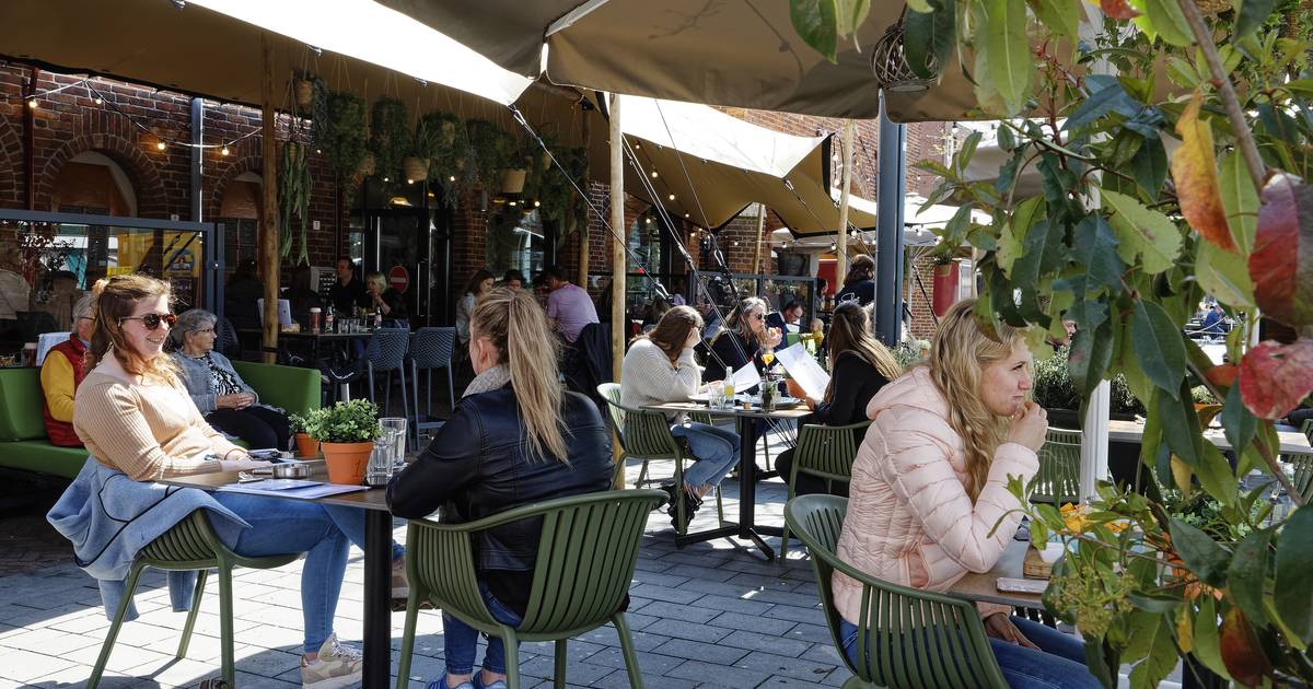 Primeur met verwarmde terraskussens voor lunchbar ’t Slot in Waalwijk ...