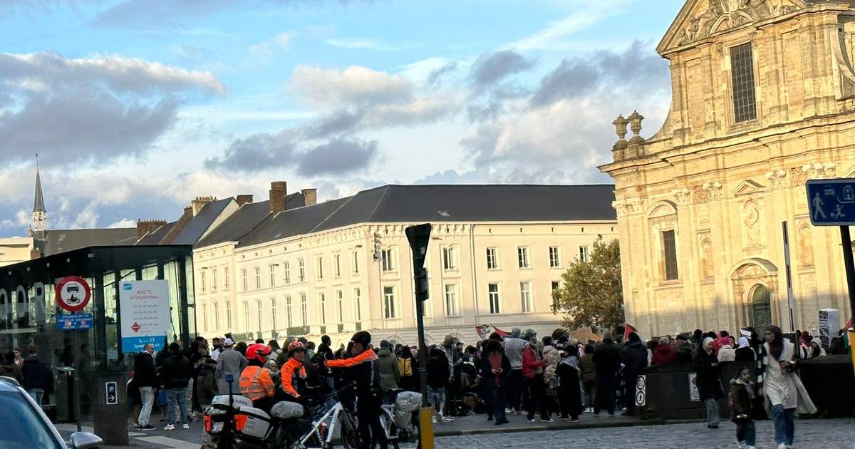 Opnieuw veel aanwezigen op vredesmars, burgemeester stapt mee: “We ...