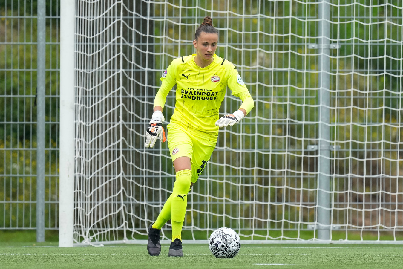 Femke Bastiaen (20) tekent eerste profcontract bij PSV Vrouwen: “Ambitie om hier nummer één te ...