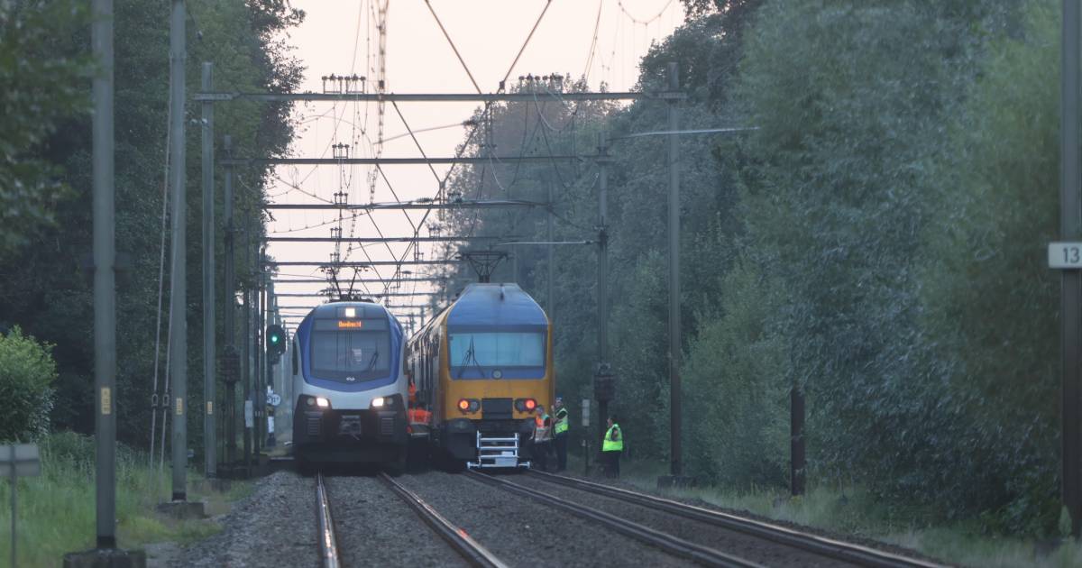 Dorstige reizigers krijgen water van hulpdiensten na stilvallen trein ...