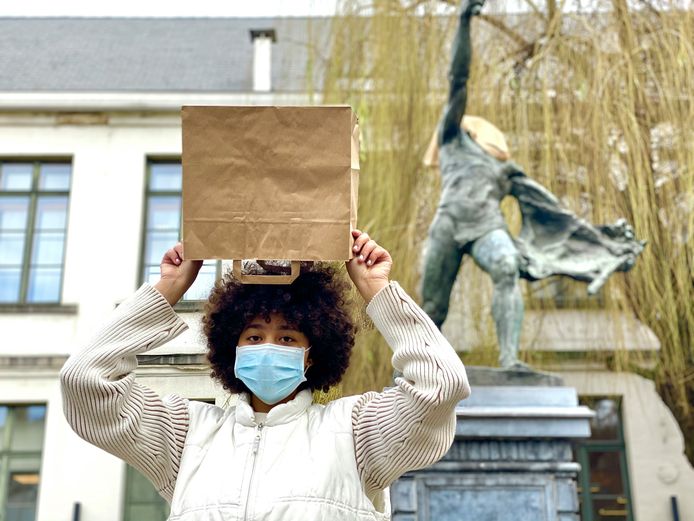 Leerlingen Gentse kunstschool trekken papieren zak over hun hoofd uit ...