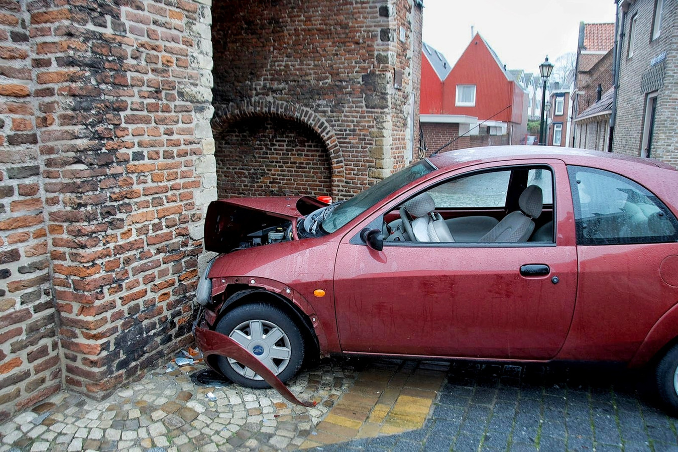 Bestuurder (17) botsing Gevangenpoort in Bergen op Zoom had geen ...