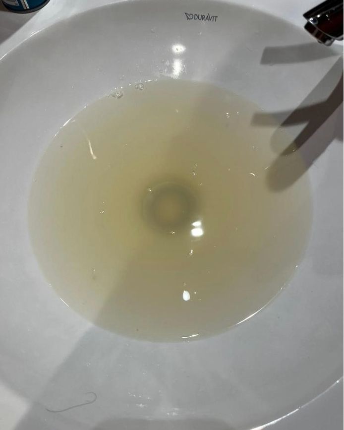 Troebel leidingwater uit de kranen in verschillende Oost-Vlaamse ...