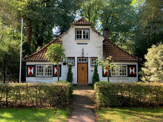 Dit charmante huis kun je nog kopen maar let wel op de voorwaarden: de ...