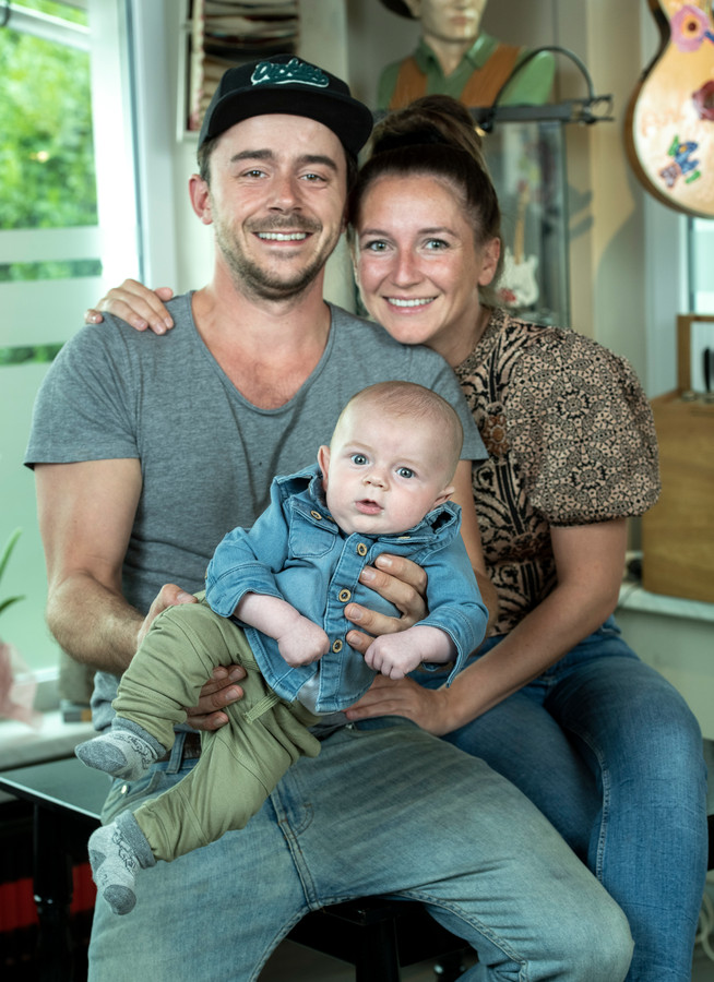 Dean Delannoit is zanger, cafébaas én nu ook vader: “De babyfoon staat ...