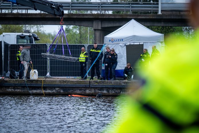 Lichaam van vermiste Özkan (55) gevonden in Gouwe, tientallen mensen verzamelen zich bij zijn ...
