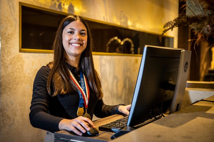 Danell (21) uit Haaksbergen is de beste hotelreceptioniste: ‘Ik leef ...