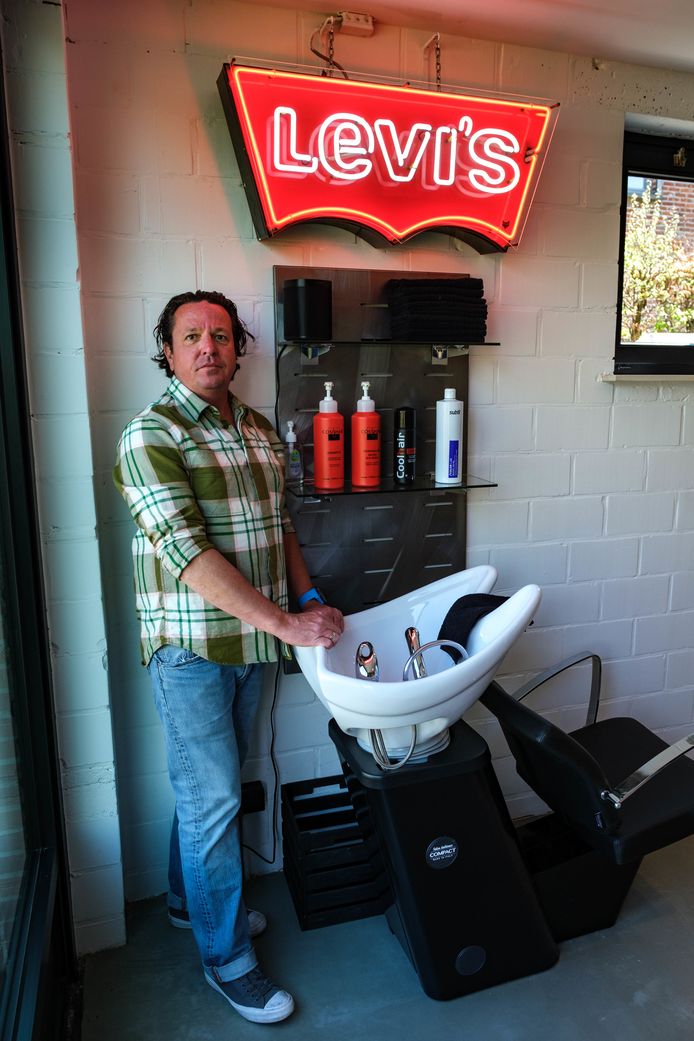 Kapper Tom opent eigen zaak op 47ste verjaardag: “Dubbele reden voor een feestje” | Kontich | hln.be