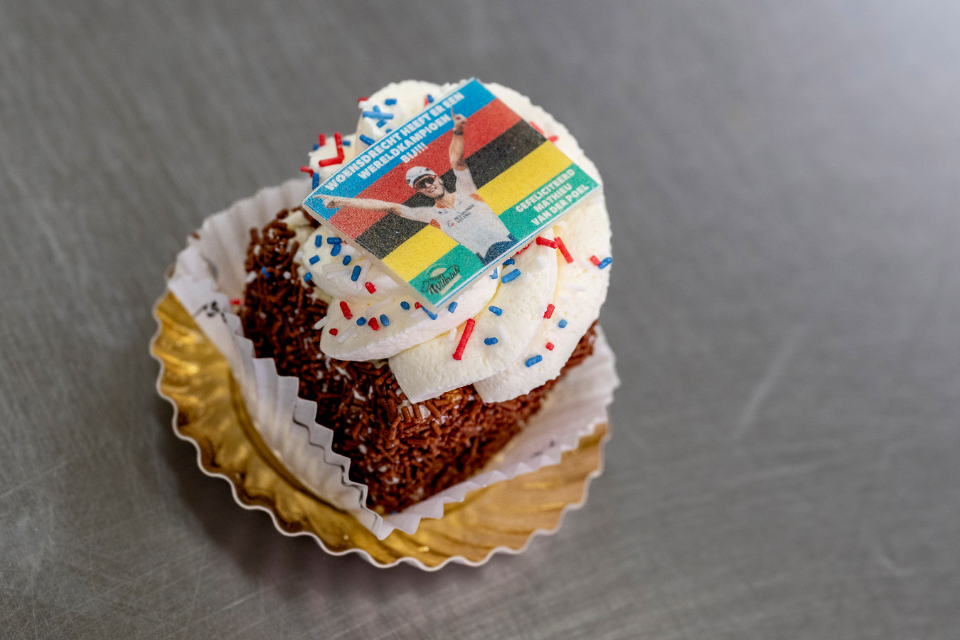 Mathieu-gebakjes in WK-kleuren vliegen de winkel uit: ‘Niet voor niks ...