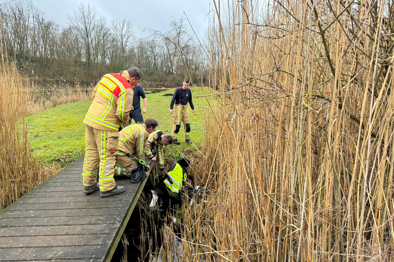 Bejaarde man rijdt met brommobiel vijver domein Steenberg in, maar kan ...
