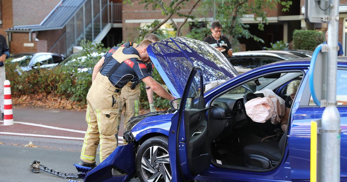 Automobilist gewond na knal tegen poller Escamplaan | Horrorpoller op ...