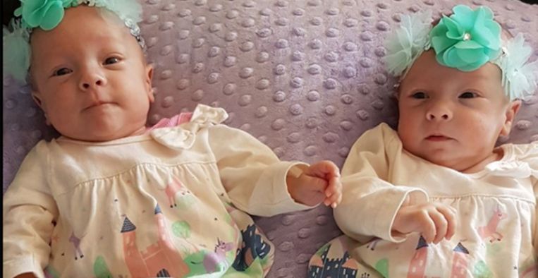 Premature tweeling blijft in leven dankzij bijzondere hechting