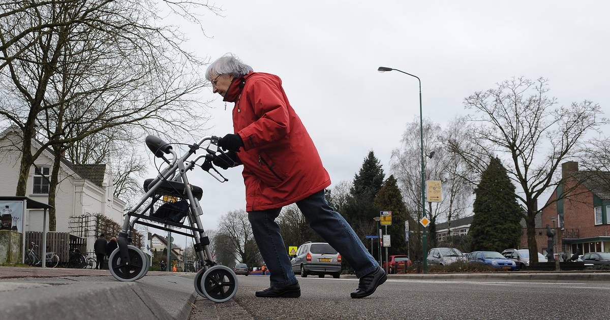 Nieuwe stoep is te hoog voor ouderen in Langeweg: ‘Dagelijks rondje is ...
