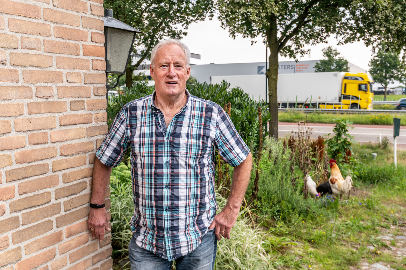 O, wat is Jo blij: hij krijgt eindelijk een geluidswal, en dat is nodig ...