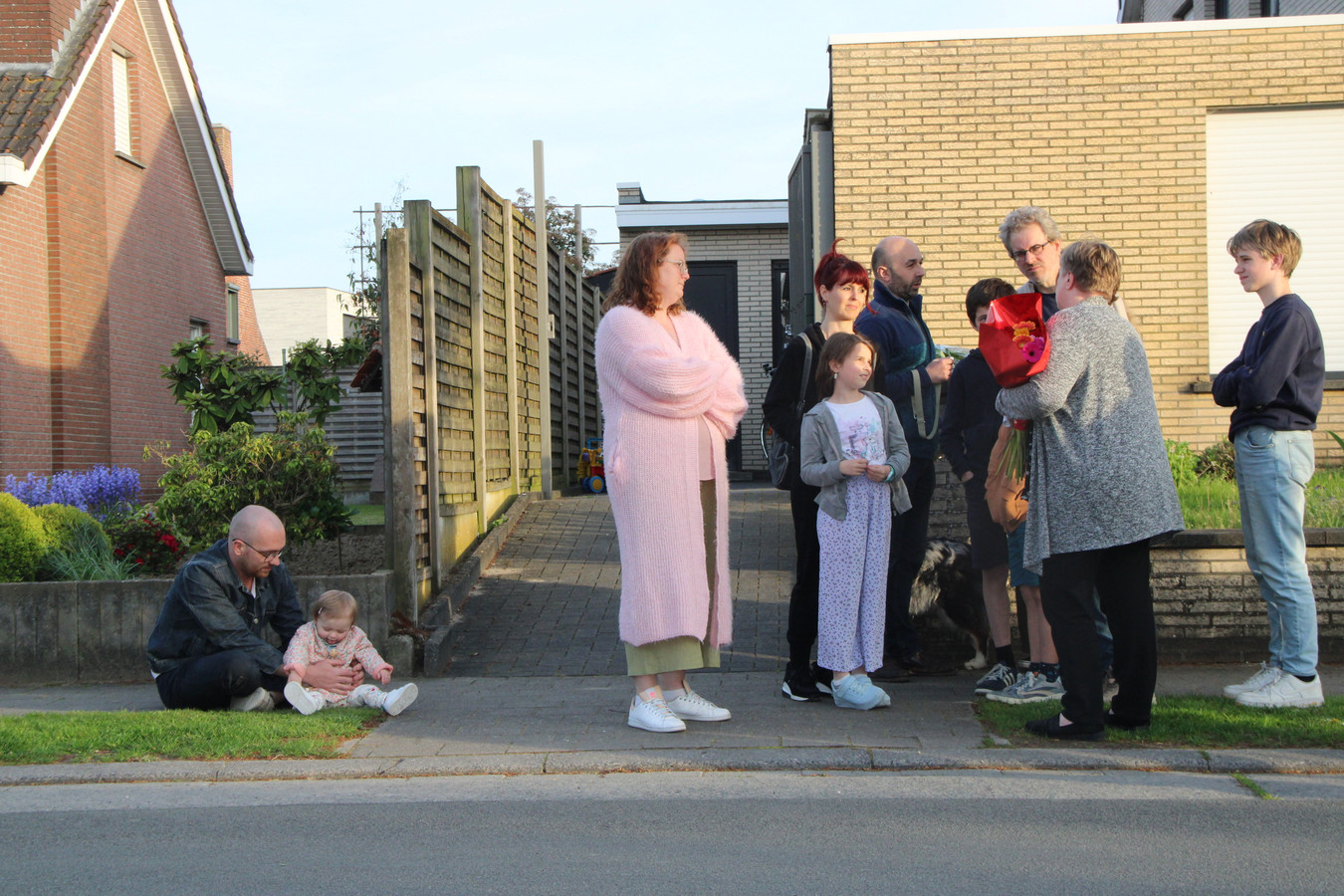 KIJK. Ouders en collega’s verrassen ‘Tante Kim’ van geschorste crèche na dood baby: “Dankzij hen ...