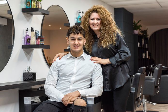 Zus (26) en broer (19) uit Irak openen eigen kapperszaak in Klundert ...
