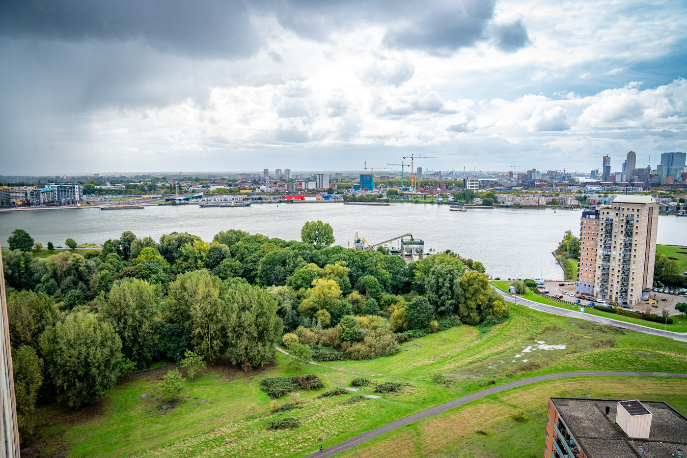 Actiegroep Oeververbinding010 houdt protest tegen komst van nieuwe brug ...
