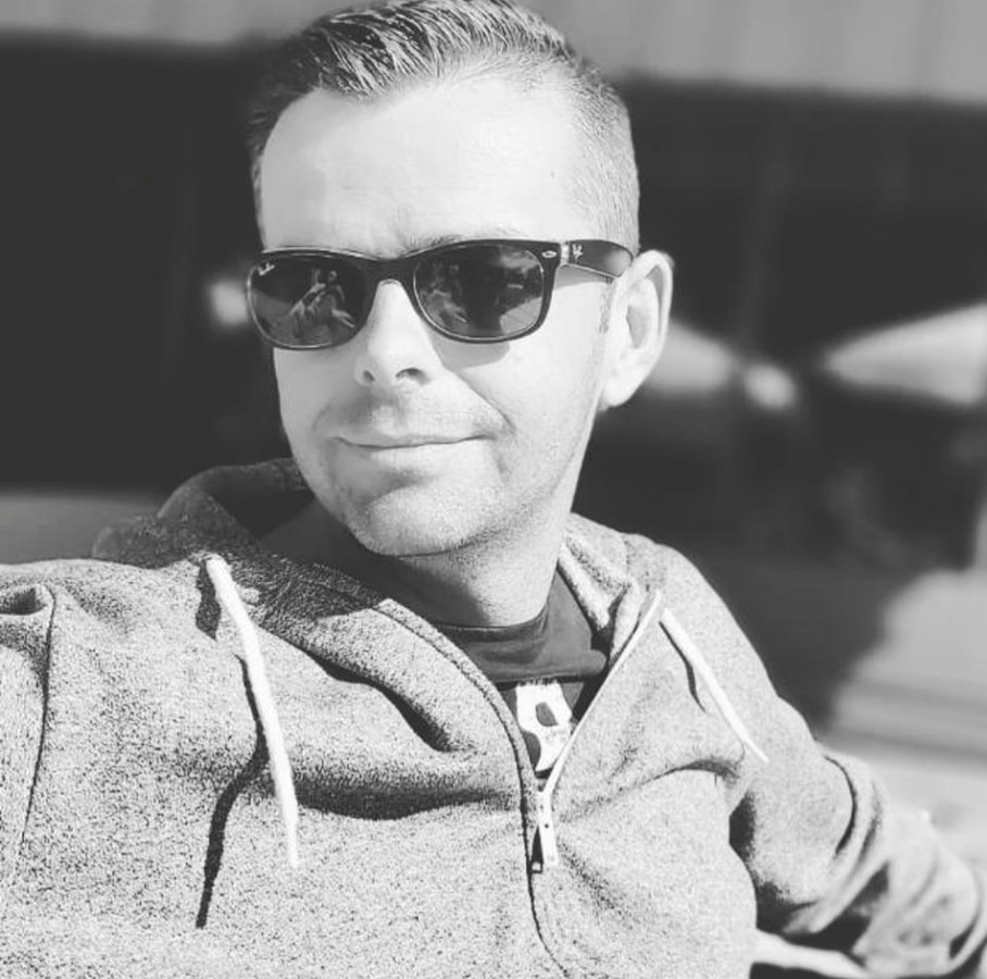 Dokwerkers vormen erehaag voor terminale collega Tom (44): “Hij heeft er enorm van genoten ...