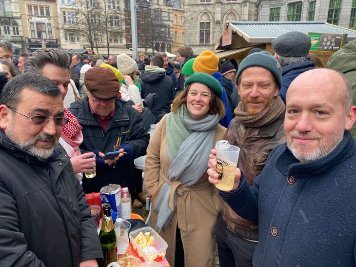 9 pro-Palestijnse actievoerders aangehouden tijdens nieuwjaarsreceptie ... 9 pro-Palestijnse actievoerders aangehouden tijdens nieuwjaarsreceptie ...