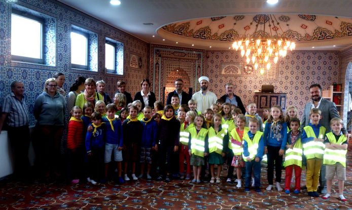 Kinderen school Velle op bezoek in moskee | Temse | hln.be