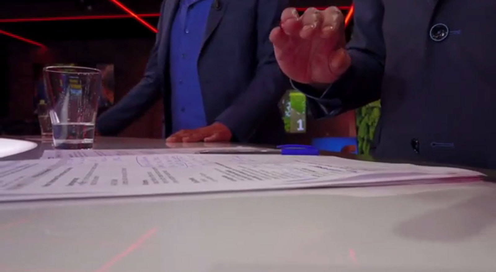 Beau verwondt zichzelf per ongeluk in RTL Boulevard | Foto | AD.nl