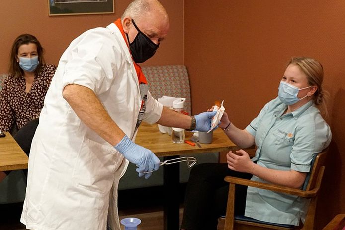 ‘Zorgtoppers’ getrakteerd op warme worst van FC Utrecht als hart onder ...