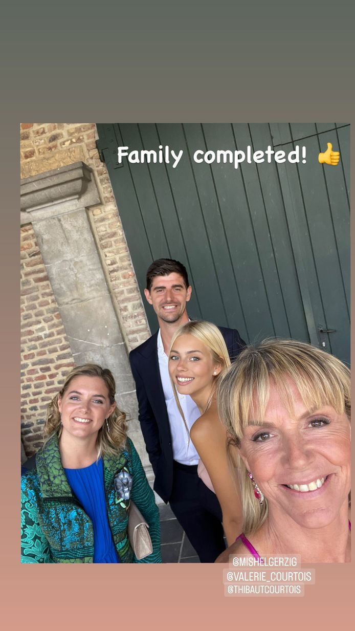 “De familie is compleet”: mama Gitte toont trots blik achter de ...