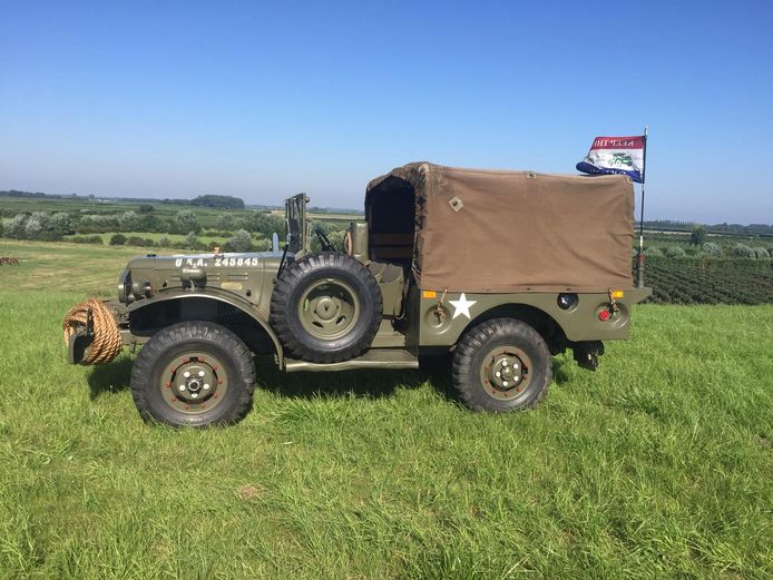 In een oude legerauto langs de slagvelden van Kapelle | Bevelanden | pzc.nl