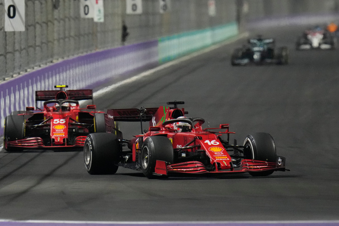 Sainz en Leclerc krijgen gelijke status bij Ferrari: ‘We hebben geen ...