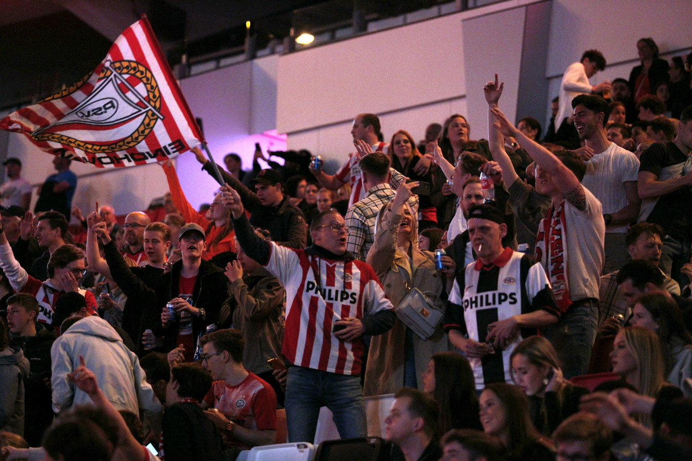 Meer dan vijftienduizend fans vieren met de spelers de bekerwinst van ...