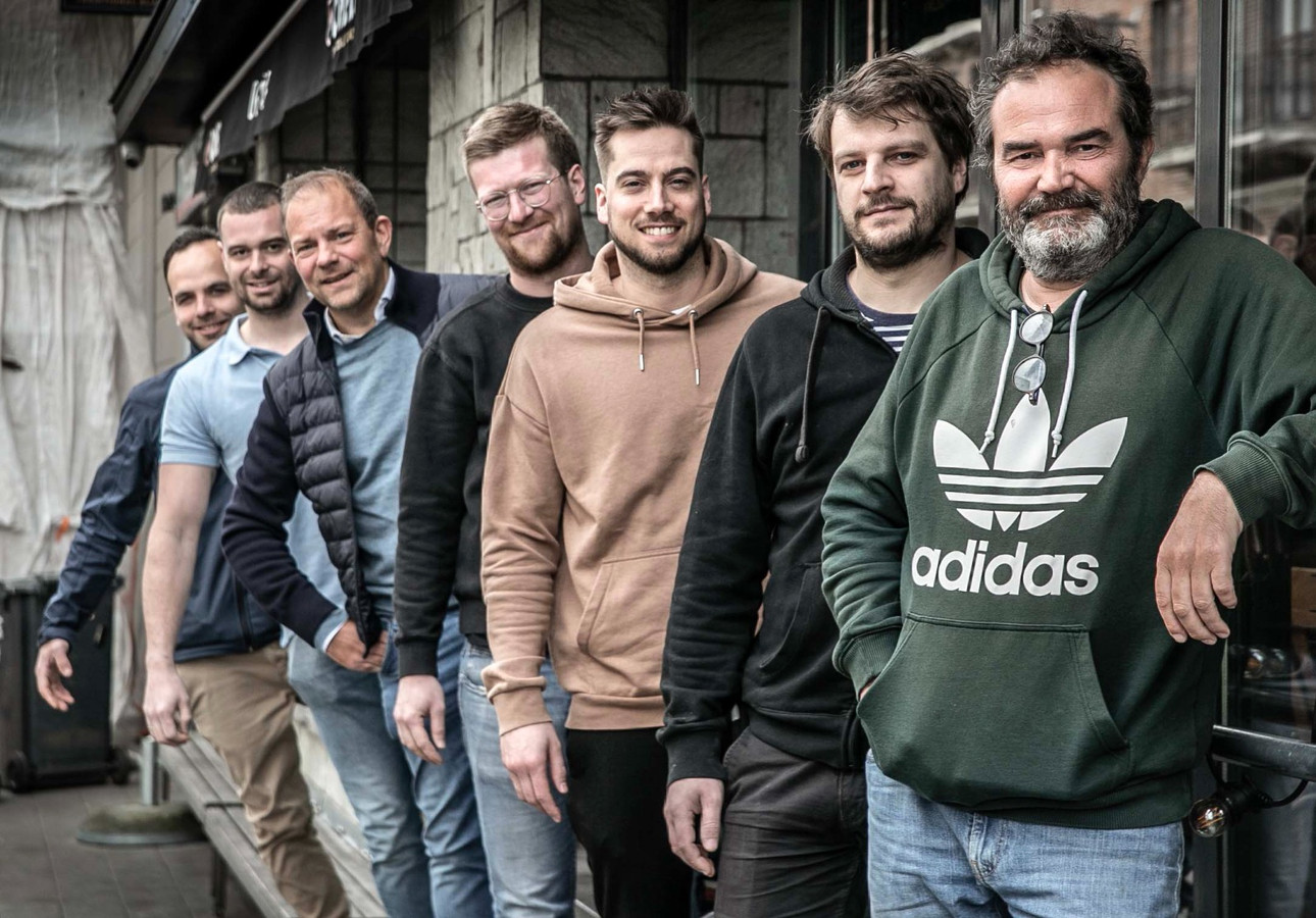 Toog van 60 meter, 14 artiesten en 11 dj’s, licht- en klankshow… uitgaansbuurt schrijft ...