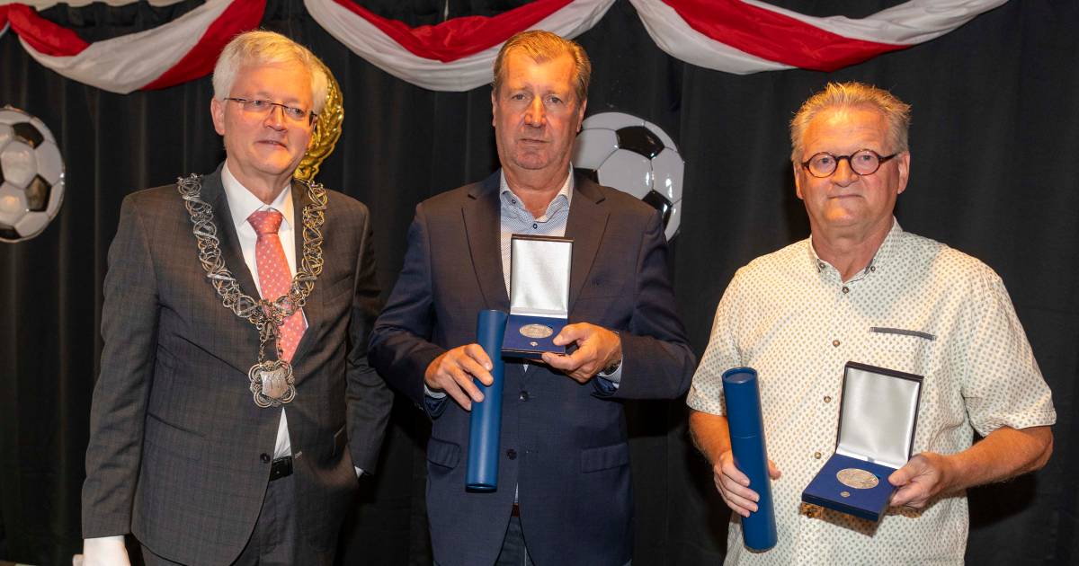 Toon de Kroon en Frank Ficheroux, steunpilaren van SC ’t Zand, krijgen ...