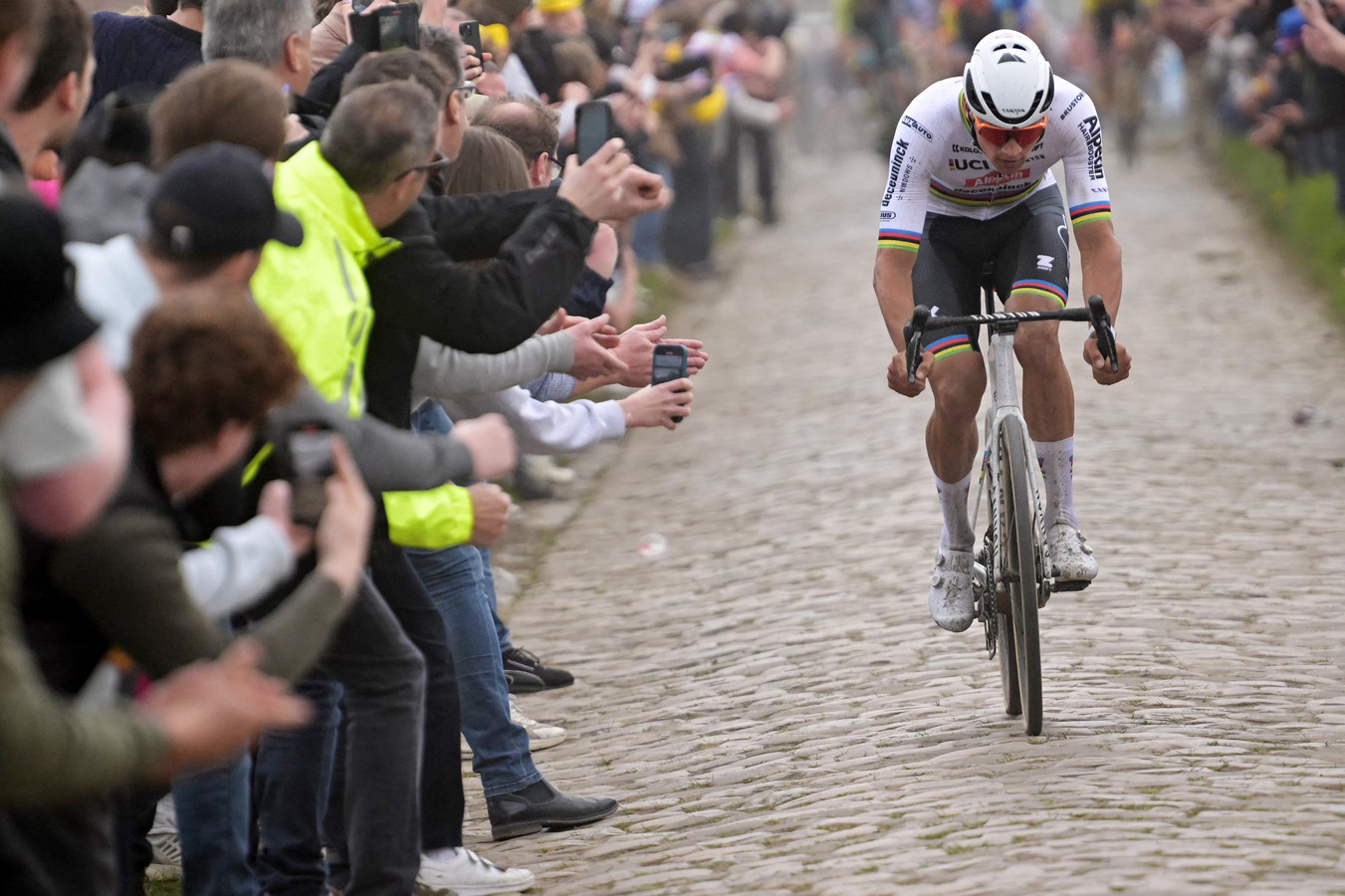 Vrouw die petje gooide naar Mathieu van der Poel voelt zich opgejaagd ... Vrouw die petje gooide naar Mathieu van der Poel voelt zich opgejaagd ...
