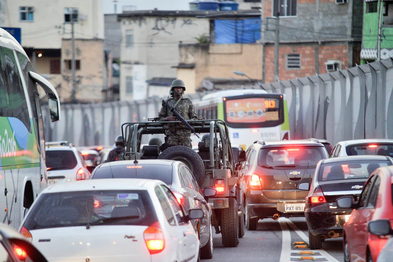 Au moins deux policiers blessés par des narco-trafiquants à Rio | Foto ...