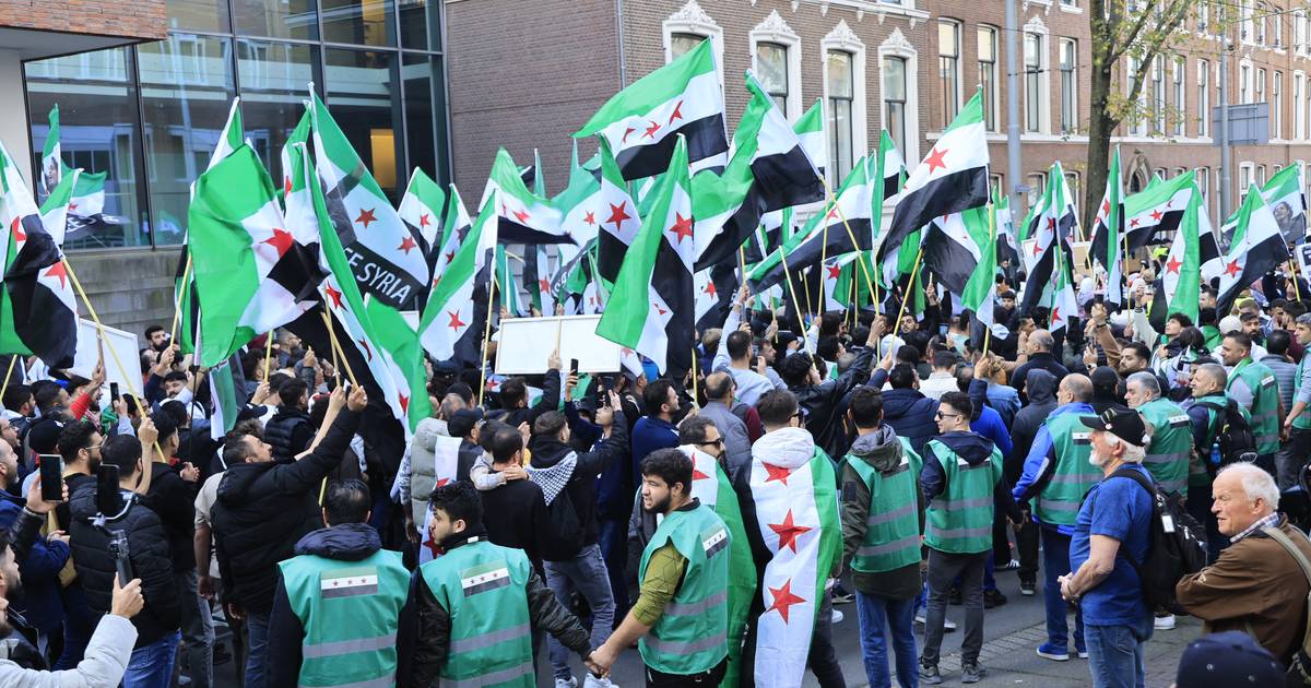 Honderden mensen protesteren in Den Haag tegen kabinetsplannen om Syrië ...