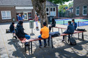 Analfabete leerlingen dreigden af te haken door thuisonderwijs en dus ...