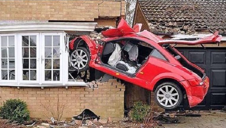 Auto vliegt bij horrorcrash meter hoog in gevel huis | Bizar | HLN