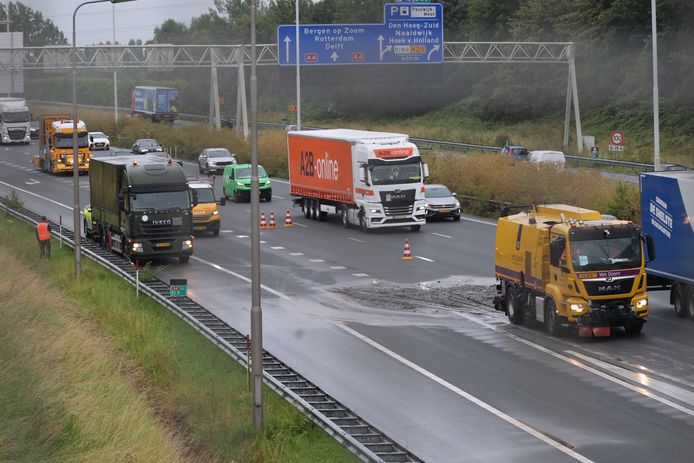 Grote hoeveelheid modder op de weg: grote vertraging op A4 richting Den Haag | Den Haag | AD.nl